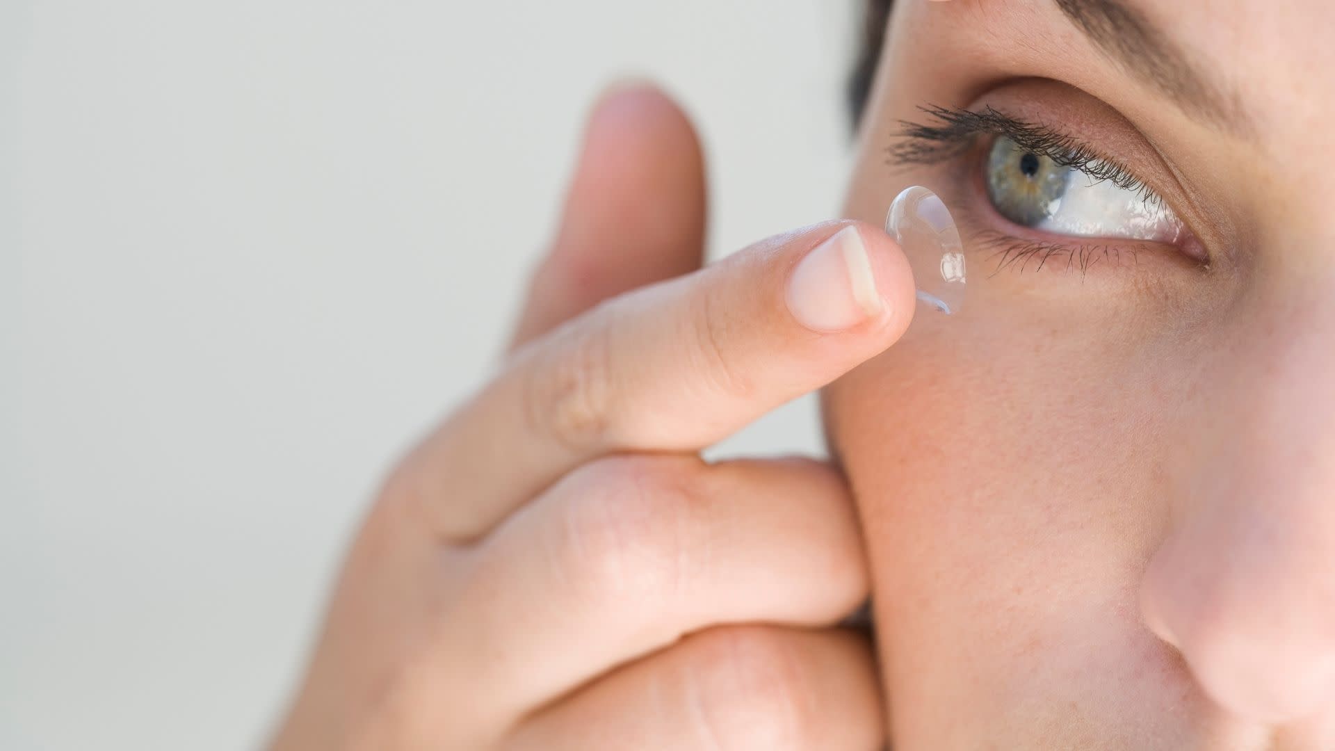 Top Tips for Properly Inserting and Removing Contact Lenses | MyHealth1st